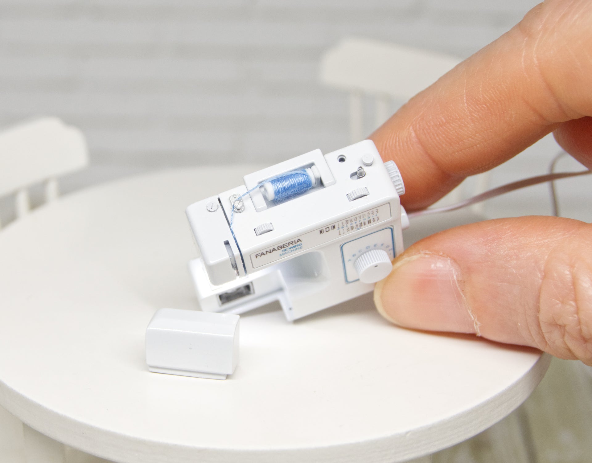 Sewing Machine with working light (1:12 scale) with box of threads ...